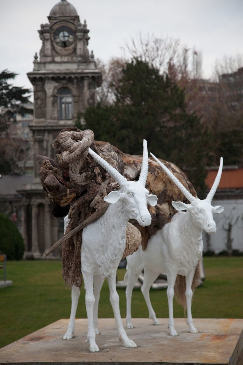 İstanbul Modern'in heykel bahçesinde sergilenen "Tüm Annelerin En Güze